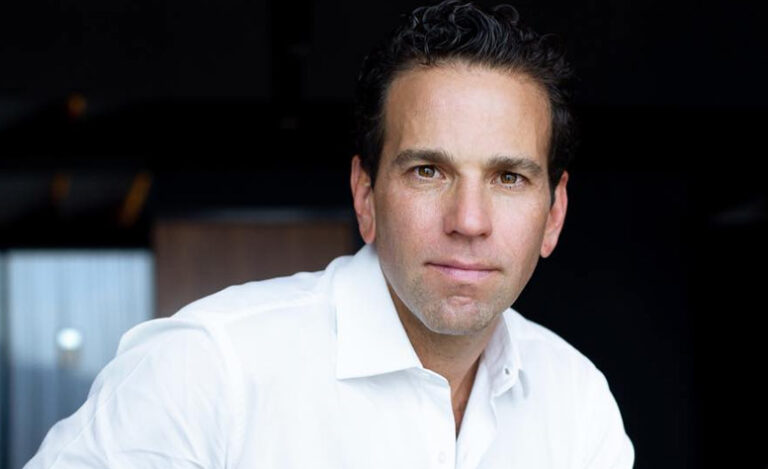 ¿Cuánto gana Loret?